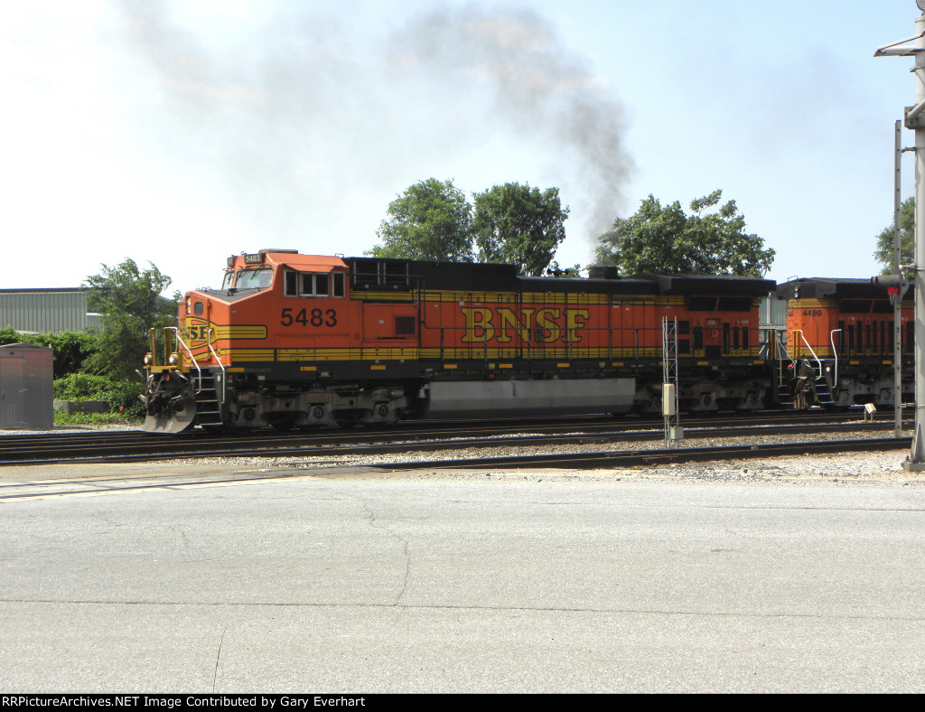 BNSF 5483 and BNSF 4490